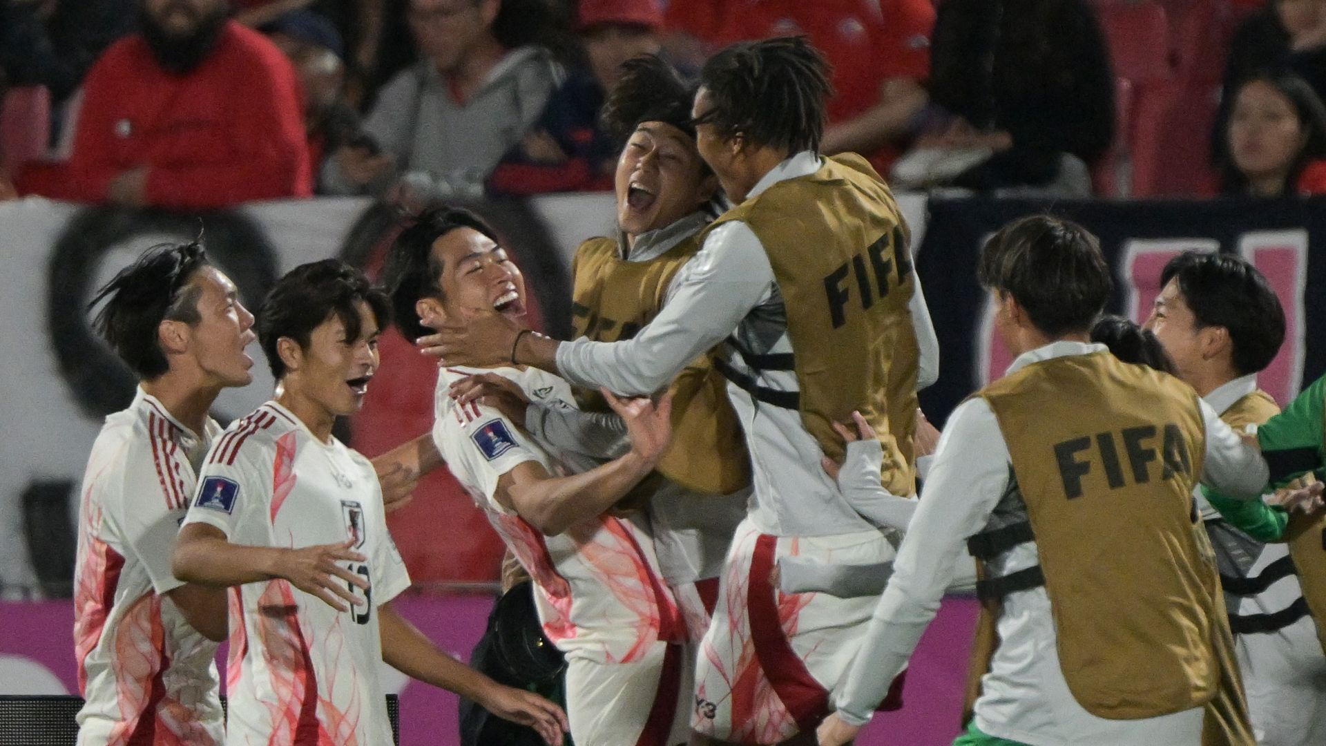 U-20日本代表、完全アウェーの中チリを下しGS突破！VARリクエスト実り主将・市原吏音がPK弾 | Goal.com 日本